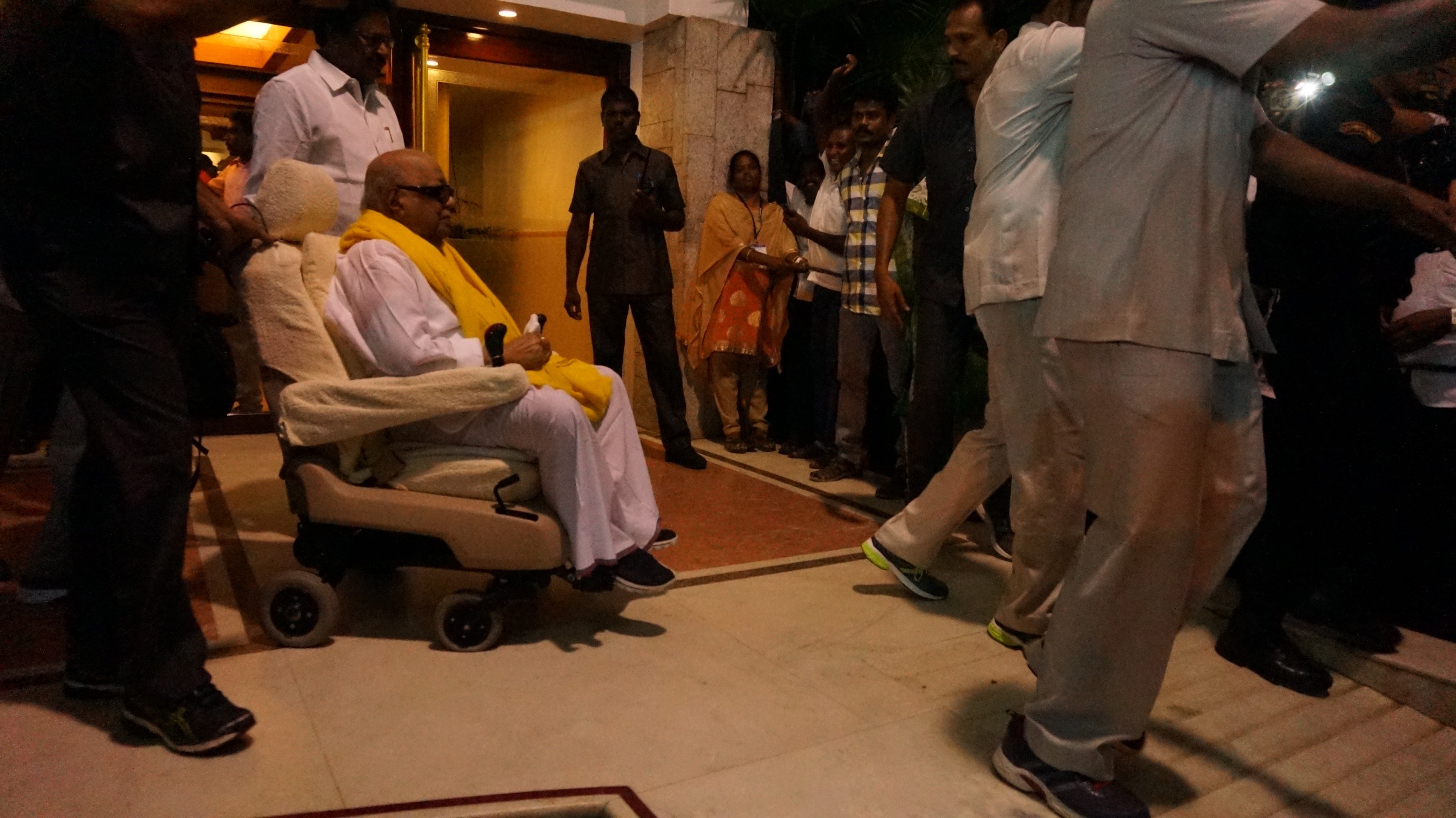 DMK patriarch M Karunanidhi passes away at 94 / Twitter