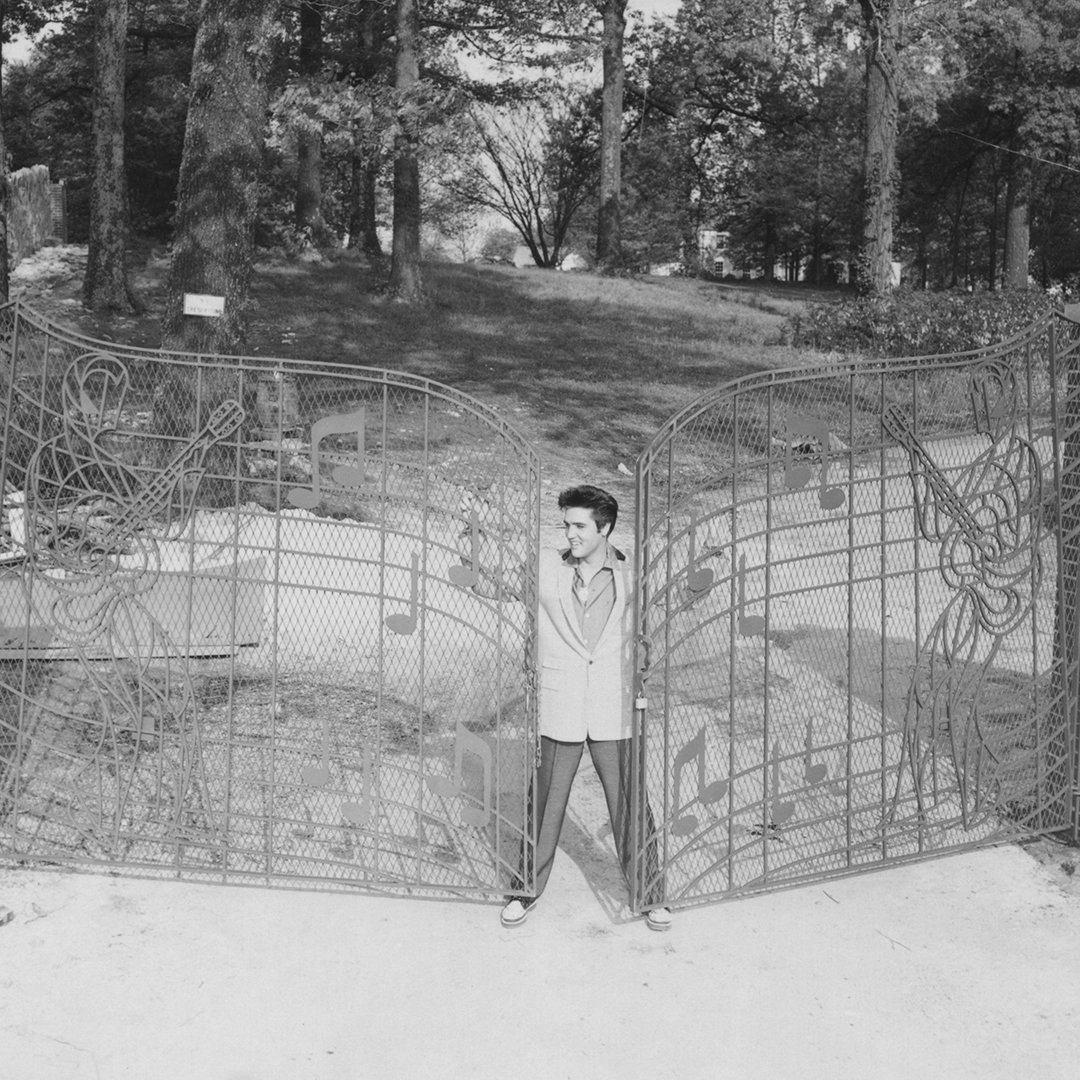 Elvis At Graceland Gates