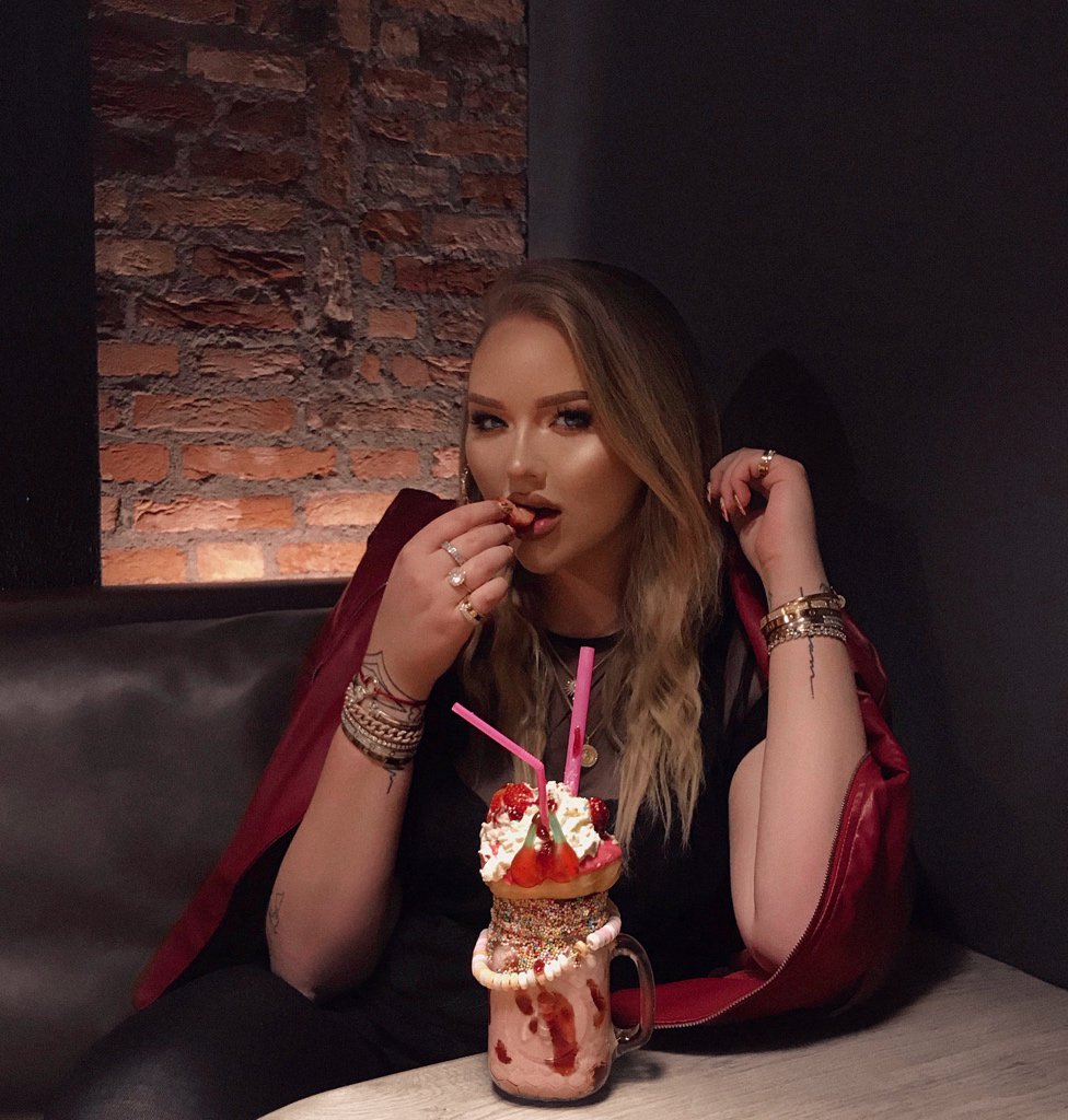 NikkieTutorials on Twitter: "“your crush is coming.. ACT NATURAL!” 😅🤭🤫…