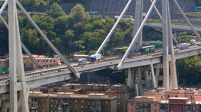 Genoa bridge collapse: at least 22 killed, Italian minister says ...