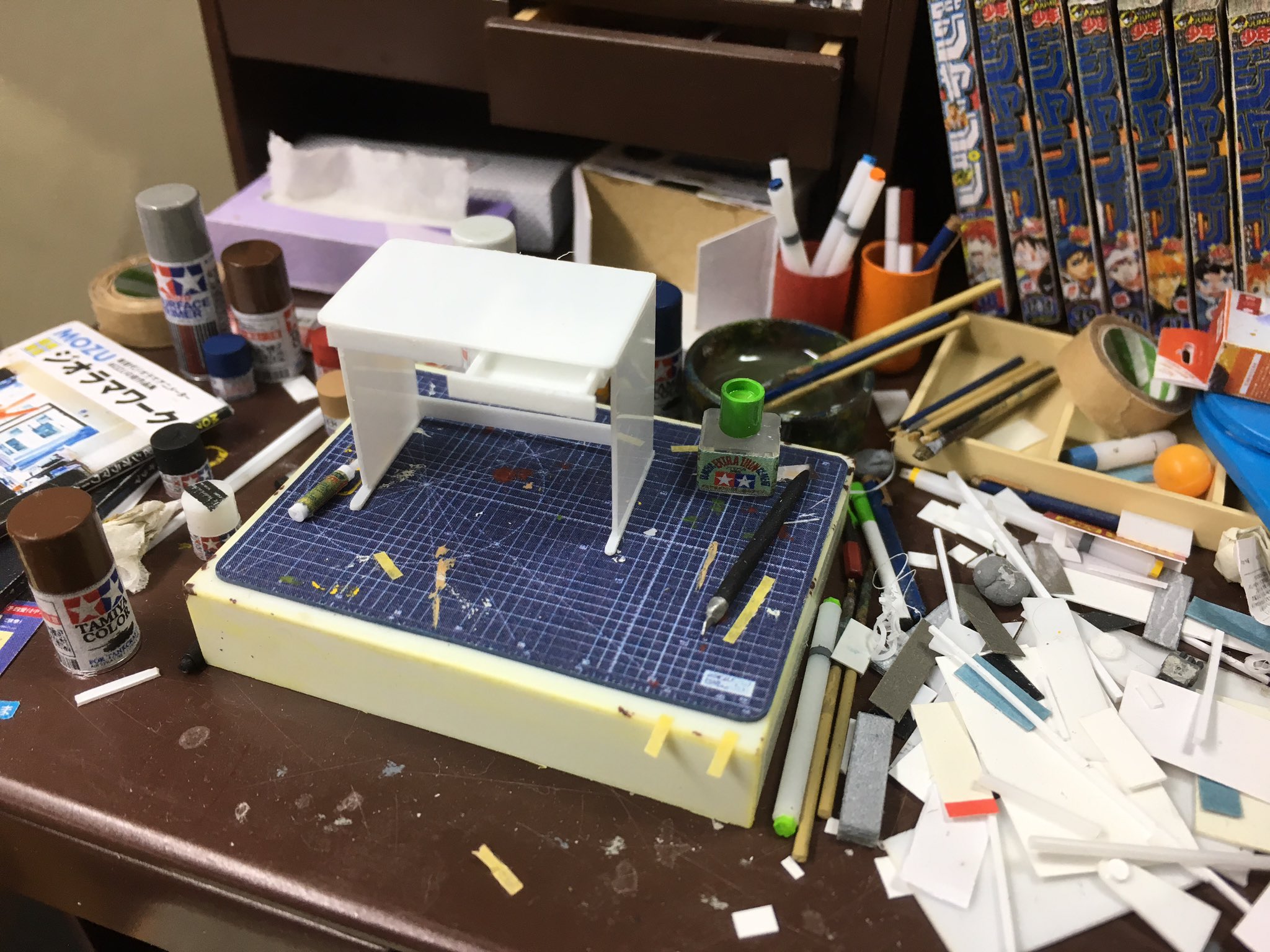 Mozu on Twitter: "【作品紹介】 〜ジオラマ編〜 7作目はこちら！ 「机を作っている机のジオラマ」です！！ 1、2枚目は作ったジオラマで、 3枚目が「本物の机の上に乗ってる ...