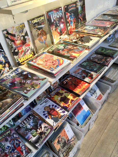 川崎チネチッタ On Twitter チネチッタキャラクターグッズショップにて、貴重な古本アメコミを大量入荷しました！！とにかくすごい量！すごい種類！！読むもよし、飾るもよしの逸品です 