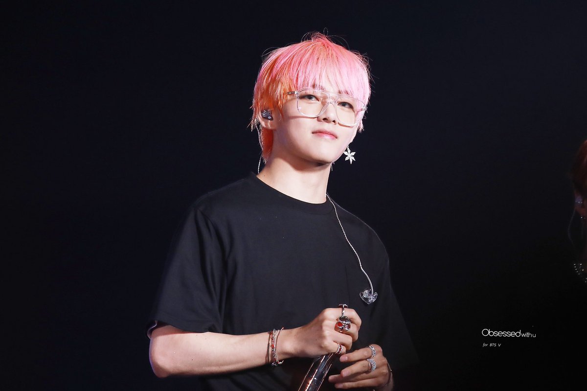 Tampil Beda, Berikut 10 Foto Pesona Unik V BTS dengan Warna Rambut Pink ...