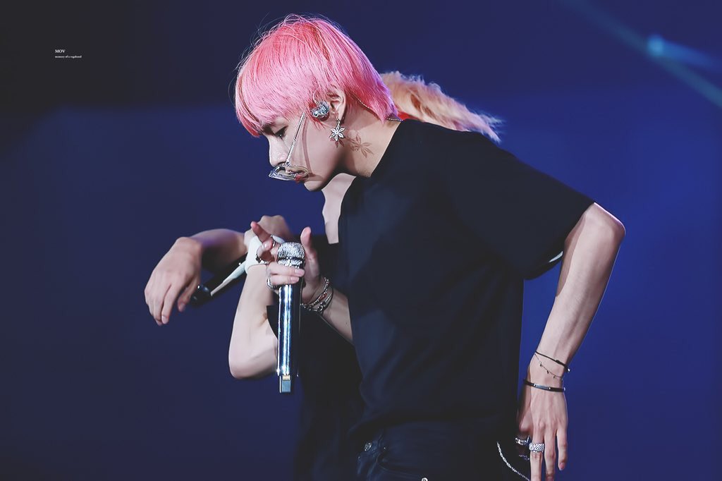 Tampil Beda, Berikut 10 Foto Pesona Unik V BTS dengan Warna Rambut Pink ...