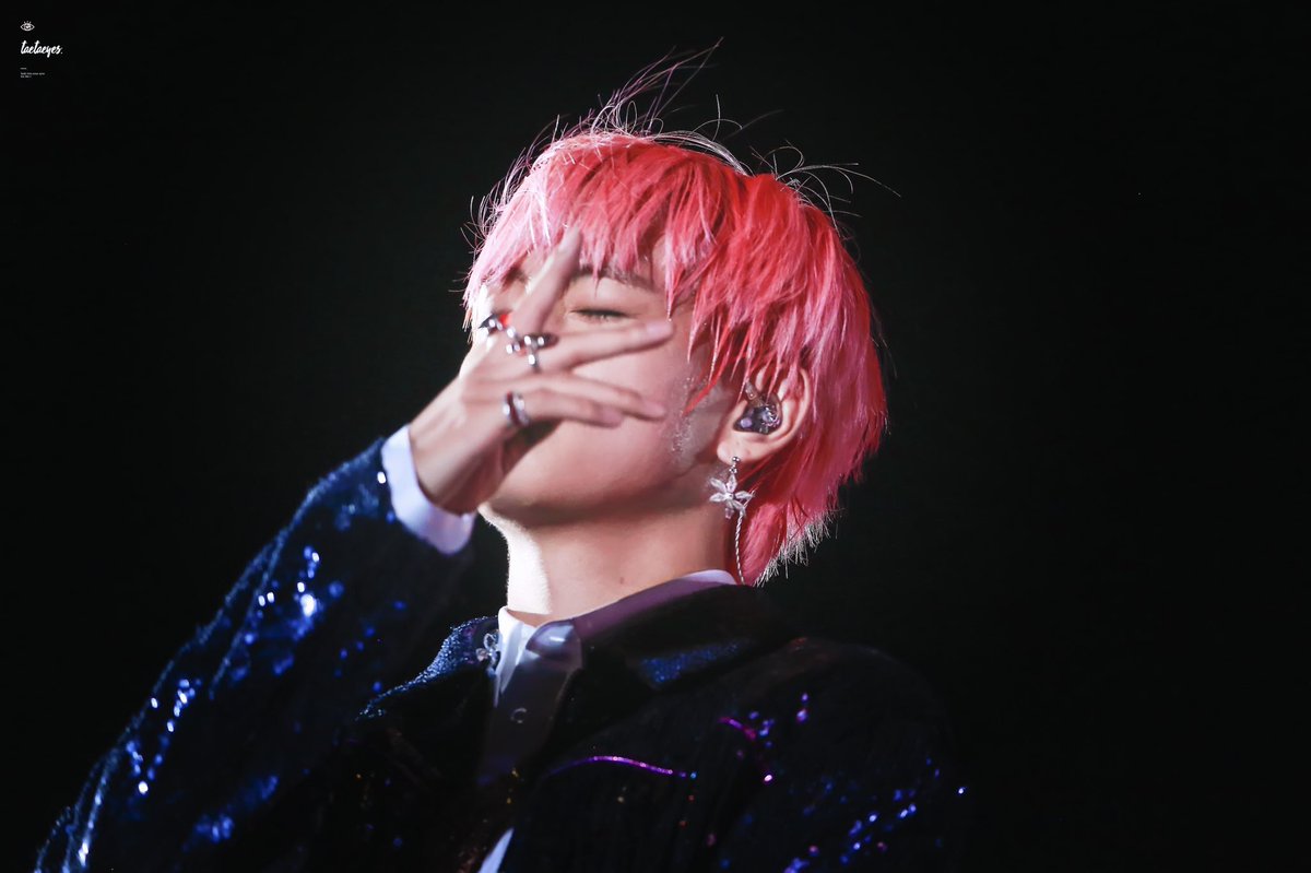 Tampil Beda, Berikut 10 Foto Pesona Unik V BTS dengan Warna Rambut Pink ...