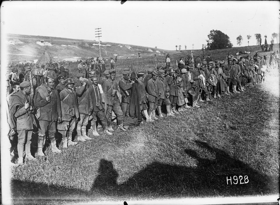 Aug 21, 1918 - German prisoners in a temporary British POW camp at ...