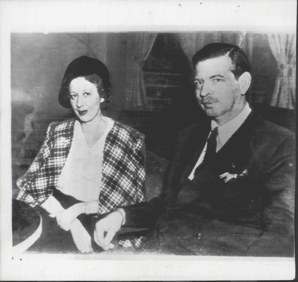 King Carol is fleeing Romania with his mistress Magda via private train ...