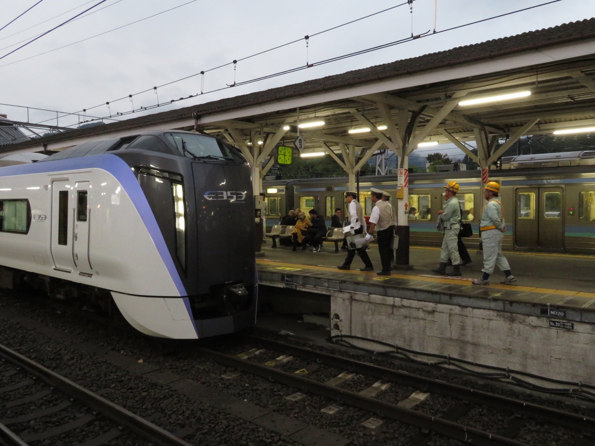 北関東通達の人 on Twitter: "E353系S205編成、富士急線へ。 JRから富士急線へE353が引き継がれて初めて入線します。 今後、営業運転での直通が始まると考えられます。…