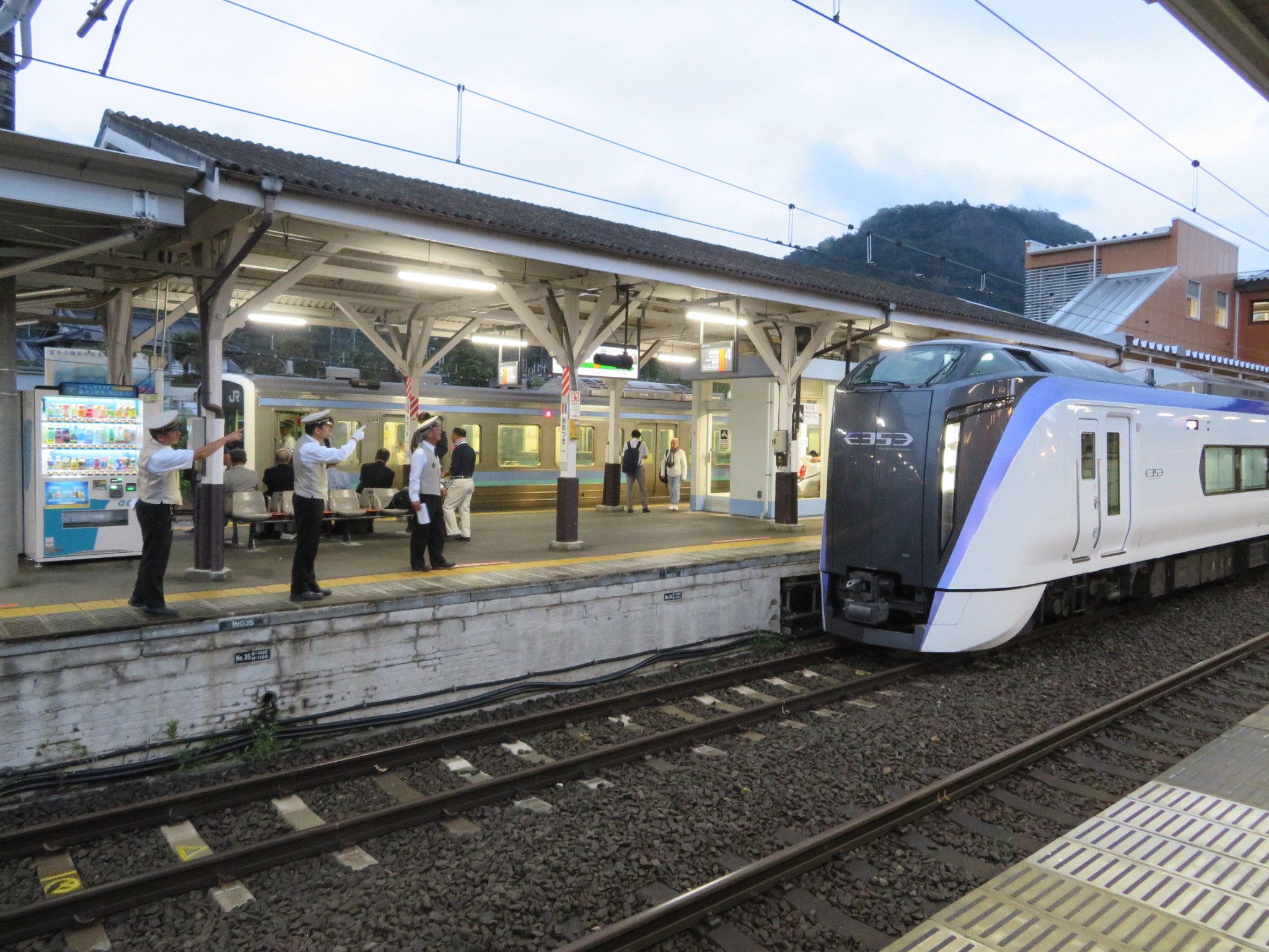 北関東通達の人 on Twitter: "E353系S205編成、富士急線へ。 JRから富士急線へE353が引き継がれて初めて入線します。 今後、営業運転での直通が始まると考えられます。…