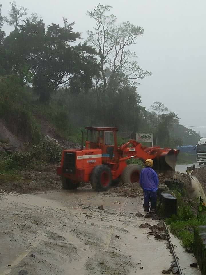 Road in Sta Fe, Nueva Vizcaya not passable due to landslide (Pulis ...
