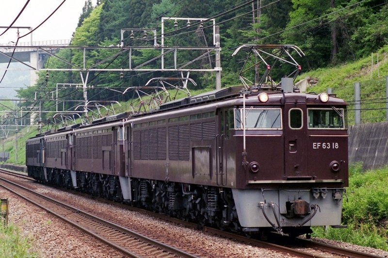 kawayu449 on Twitter: "峠を下りてきた四重連 EF63 18＋19＋24＋6 1997/5/6 熊ノ平(信)～横川にて https://t.co/5qNXoBLMXn # ...