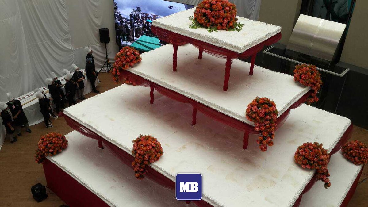 Look: baguio city's largest wedding cake, part of the hotel, restaurant ...