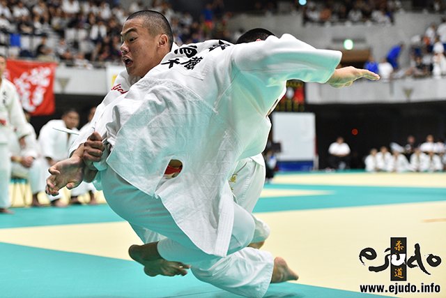 eJudo編集長 古田 英毅 on Twitter: "eJudoレポートより写真。 平成30年度マルちゃん杯全日本少年柔道大会中学生男子の部決勝、大成中の三並壮太が大蔵中・鷲海和輝から大内刈 ...