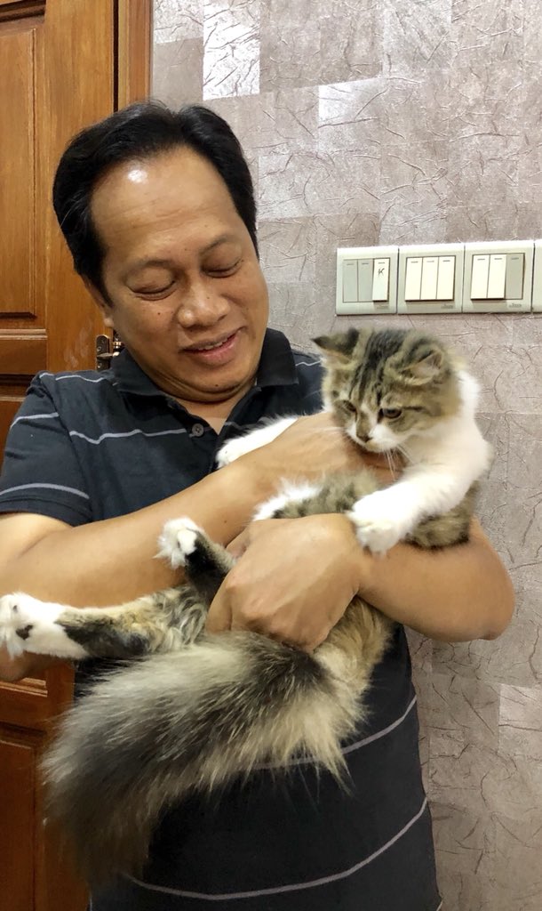 Ahmad Maslan: Bersama Kucing “Along” Di Rumah