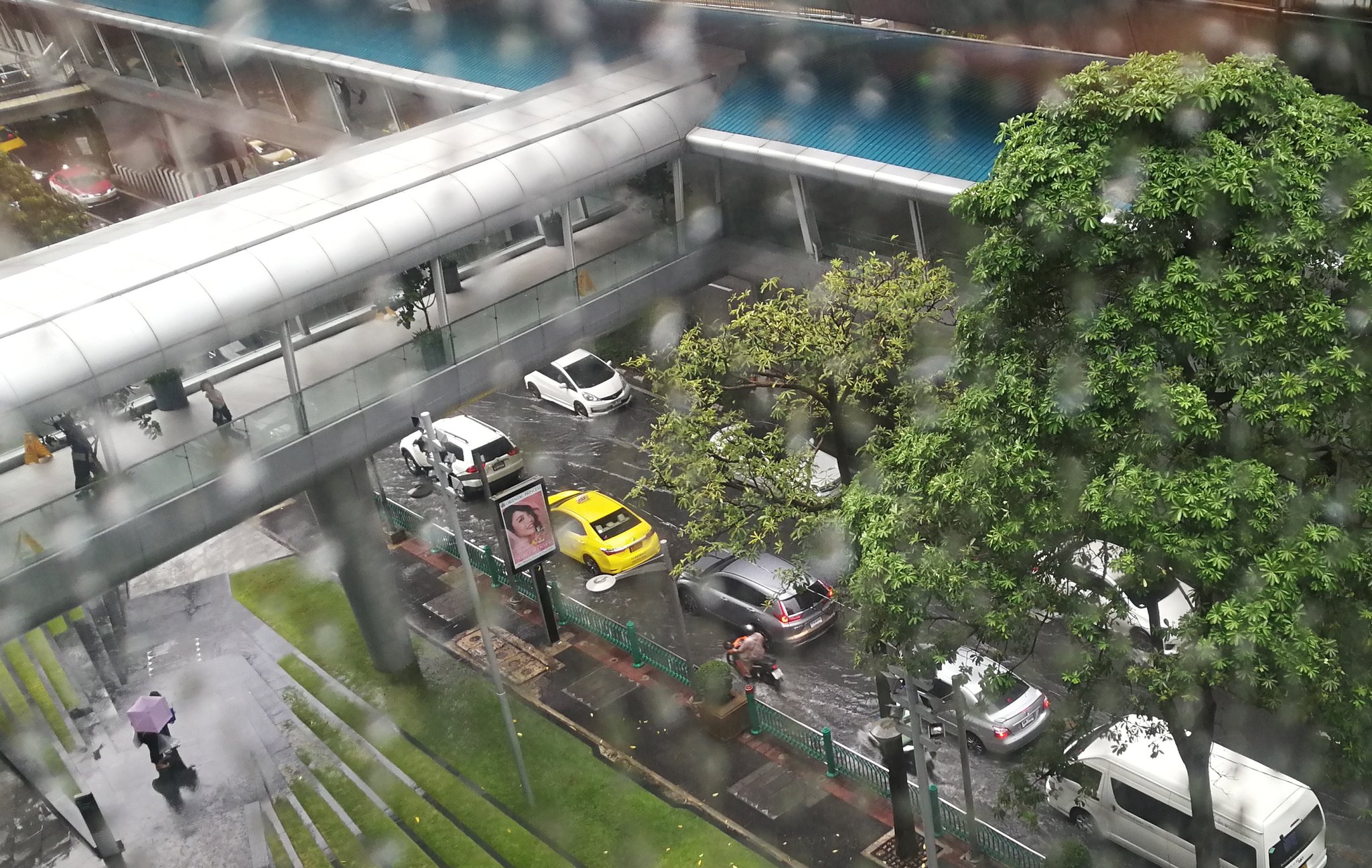 JS100 on Twitter: "RT@jajarlalah : 14.35 หน้าcentral embassy #ถนนเพลินจิต น้ำนองรอการระบายแล้ว ...