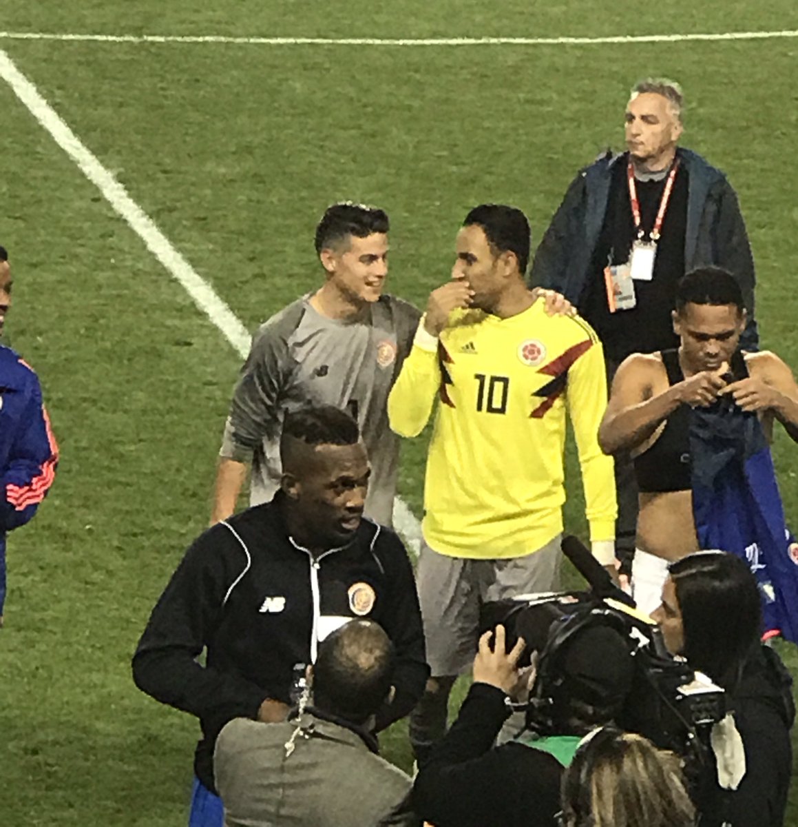 James y Keylor Navas se reencontraron para darse un hermoso regalo ...