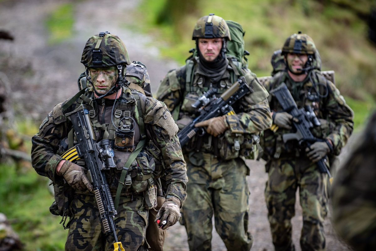 Soldiers British Army armies push demanding Exercise Cambrian Patrol ...