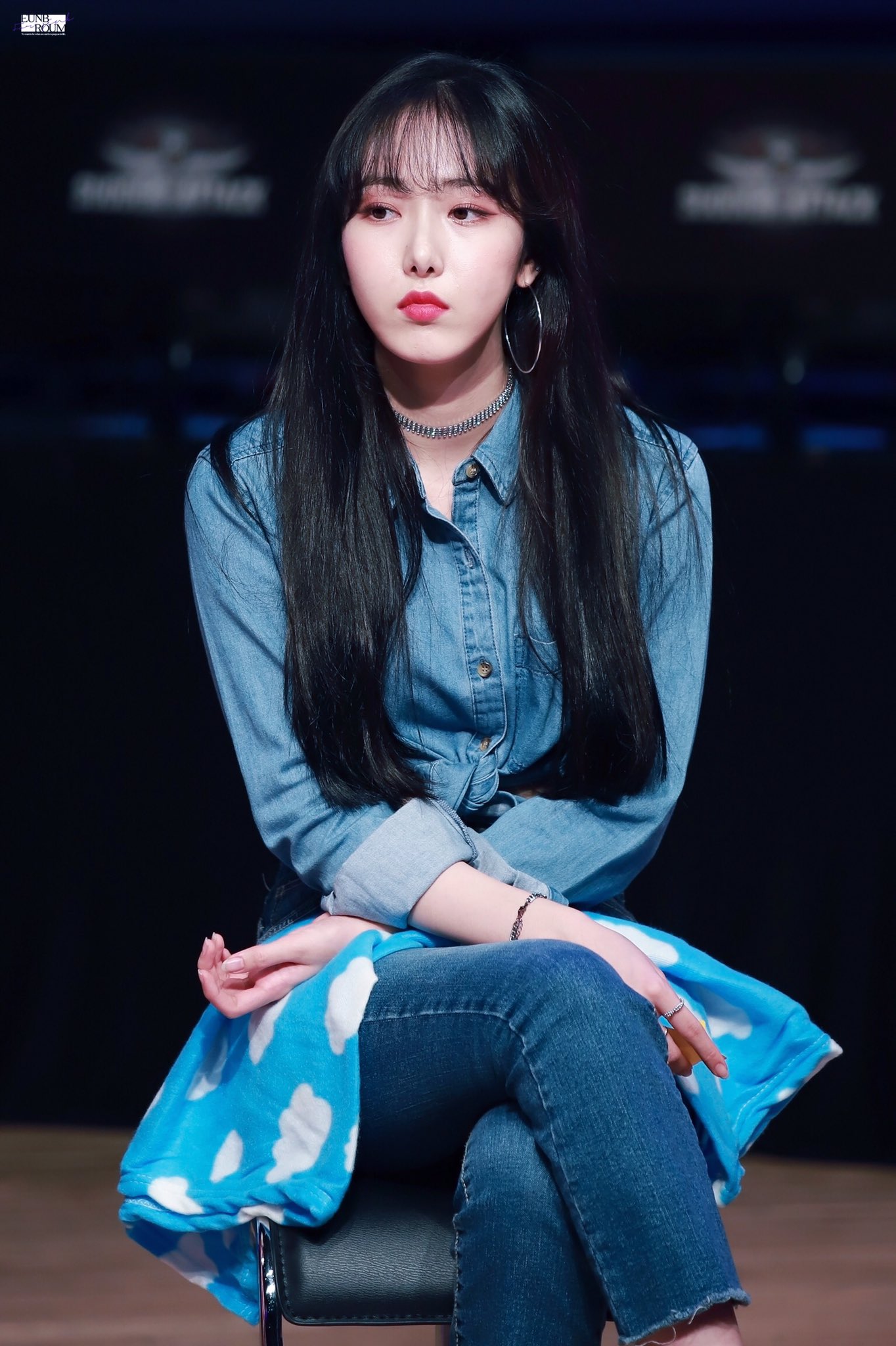 Hwang Eunbi | SinB 🇵🇭 on Twitter: "181026 서든어택 콘서트 신비 Love u💙 #여자친구 #신비 #GFRIEND #SINB ...
