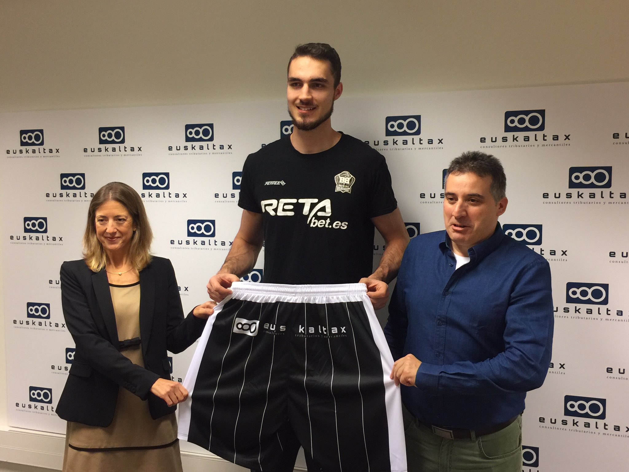 RETAbet Bilbao Basket on Twitter: "Doble presentación esta mañana: @demetrio94 como nuevo ...