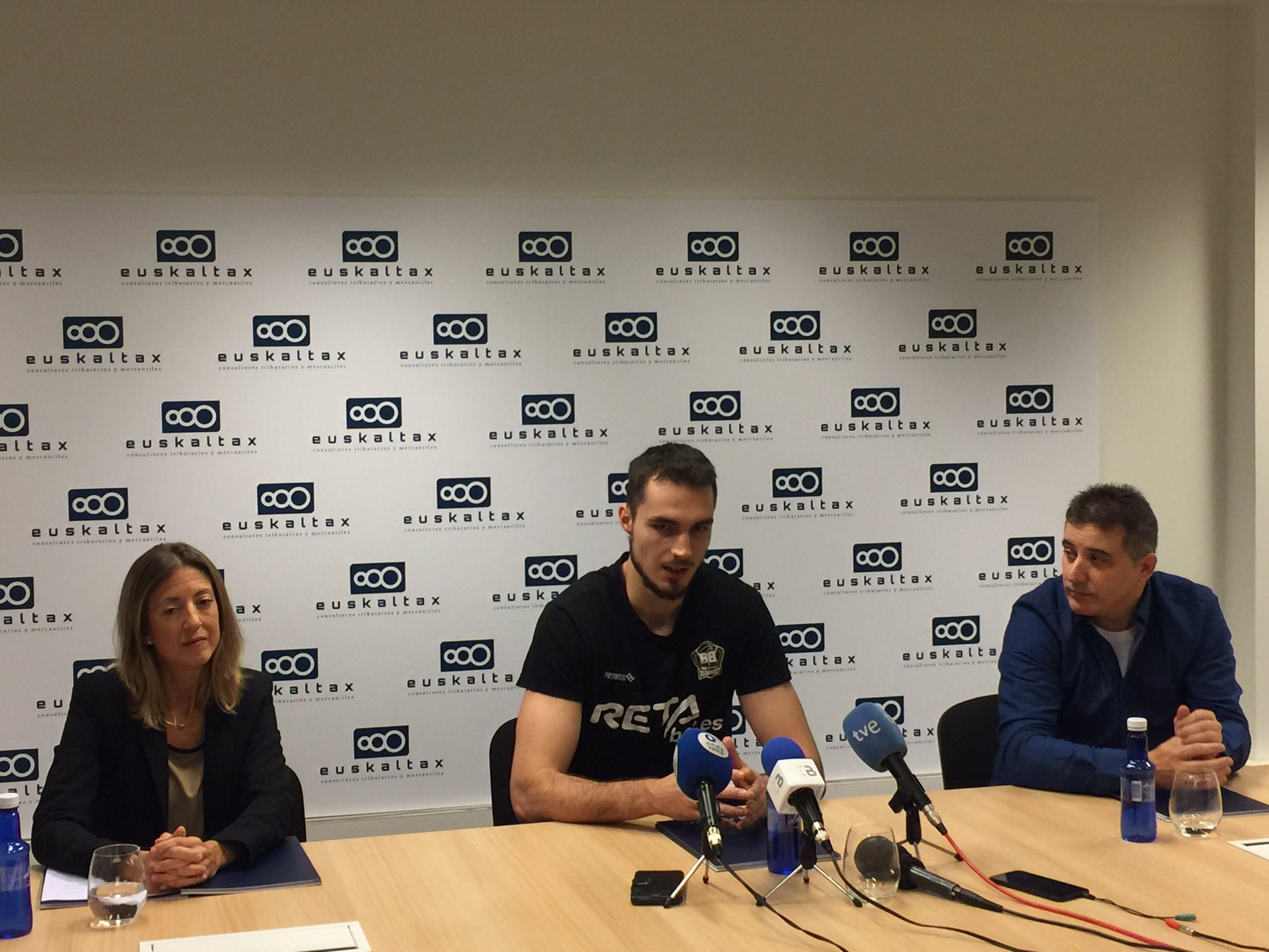 RETAbet Bilbao Basket on Twitter: "Doble presentación esta mañana: @demetrio94 como nuevo ...