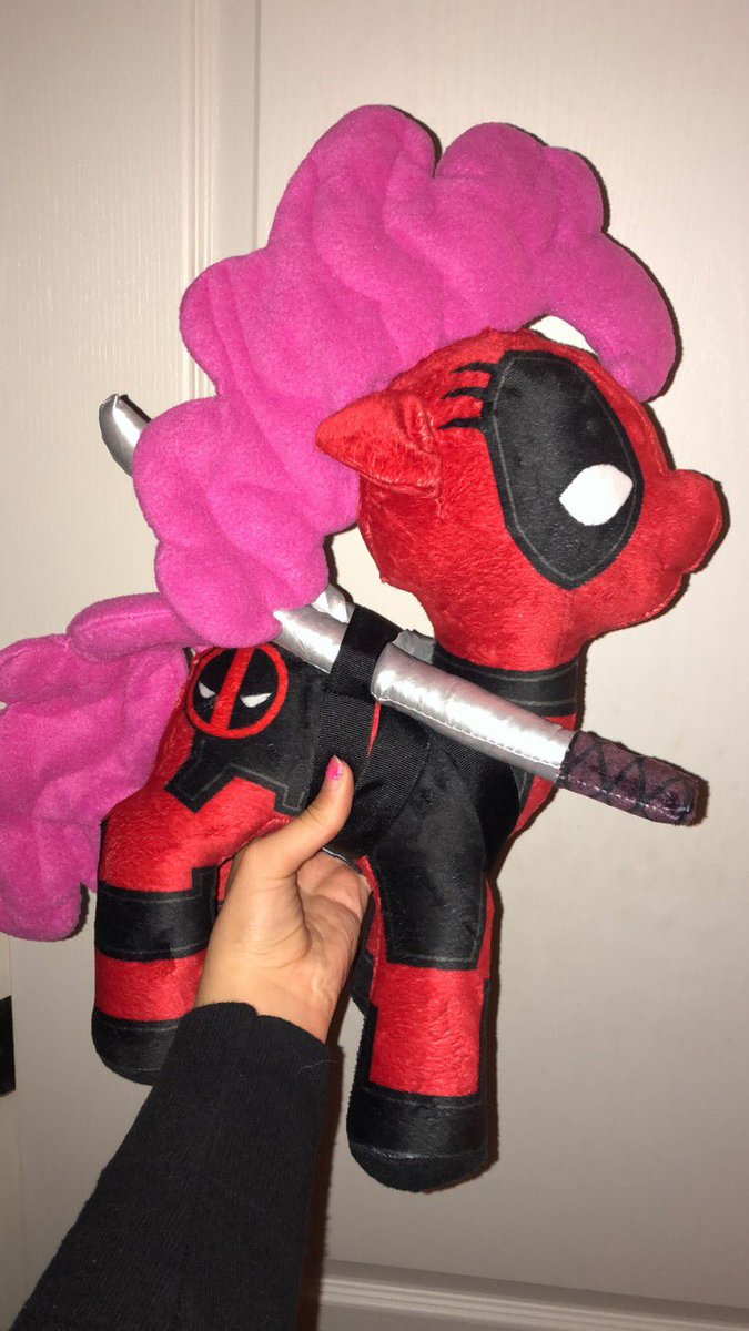 Deadpool En Pinkie Pie Achtergrond