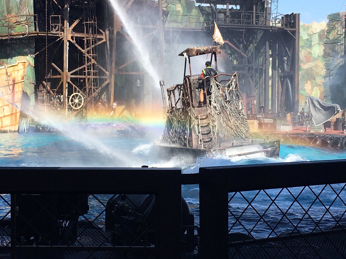 【USJで事故】ウォーターワールドでディーコンの船が客の目の前で沈没！ショーは中断、客はパニック | まとめまとめ