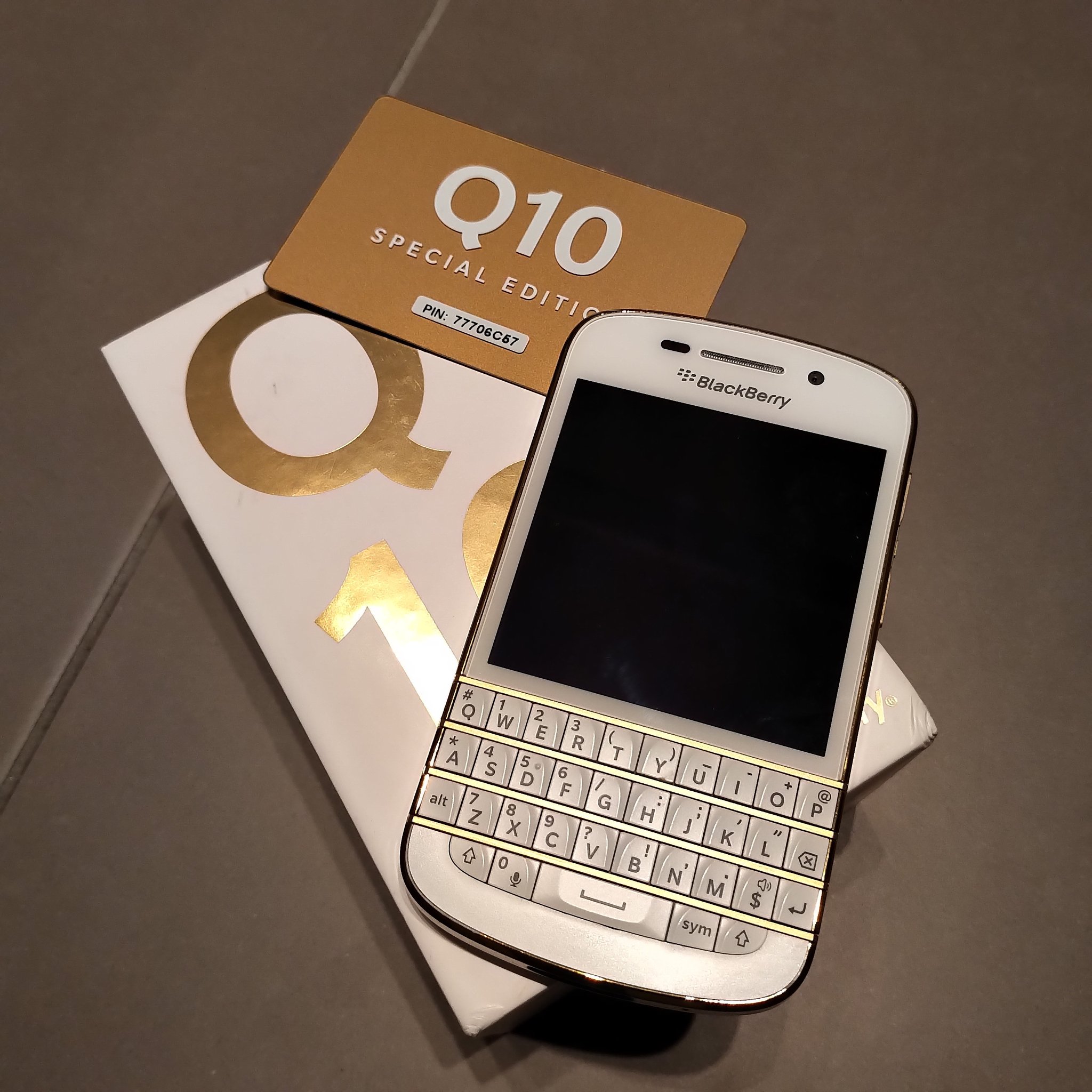 Blackberry Q10 White Wallpaper