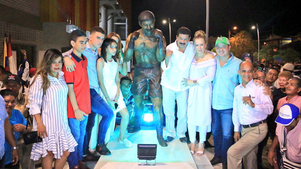 Excampeón Mundial Miguel "Happy" Lora ya tiene su estatua en la ciudad ...