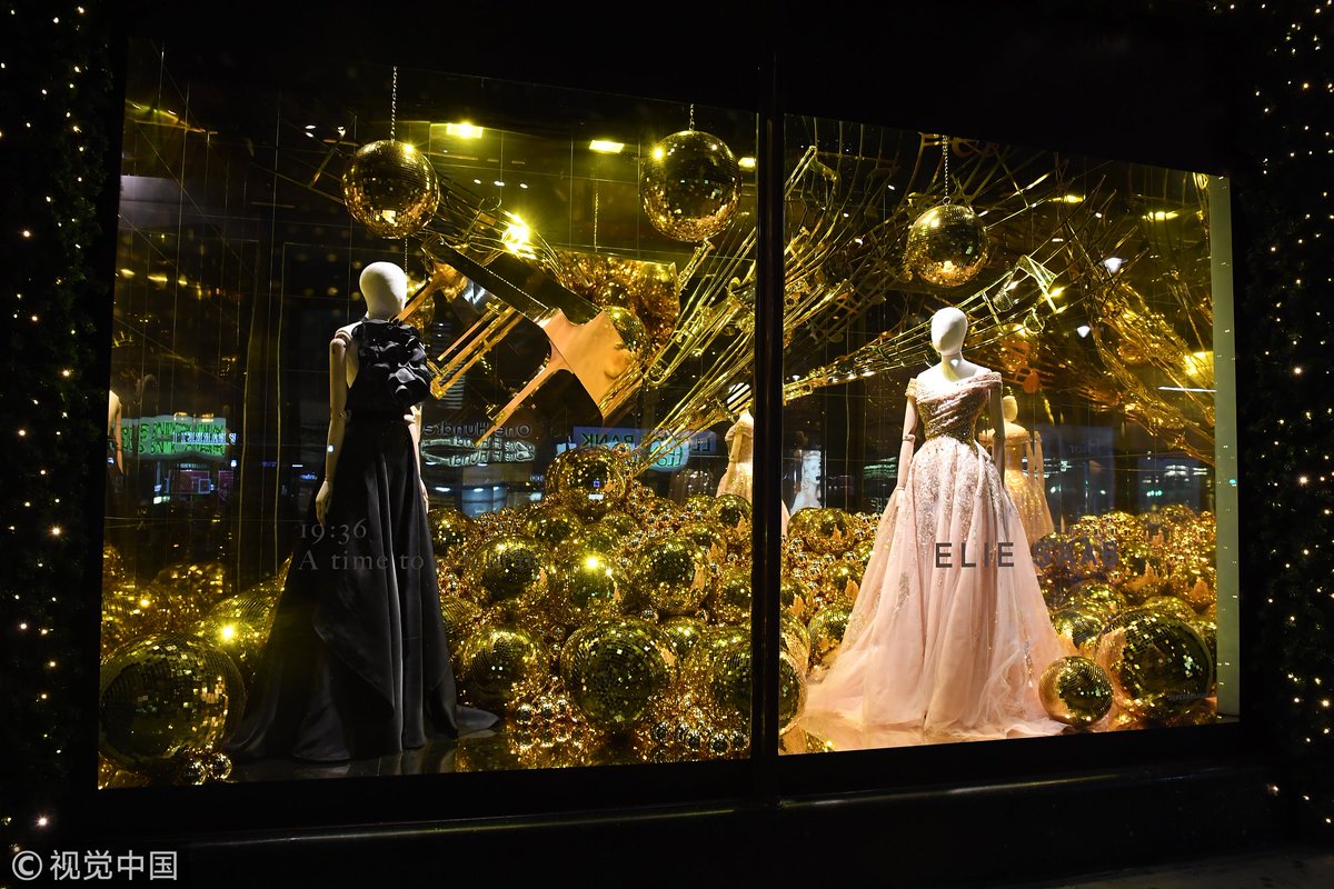 An early touch of Christmas: Iconic British store Harrods unveils this ...