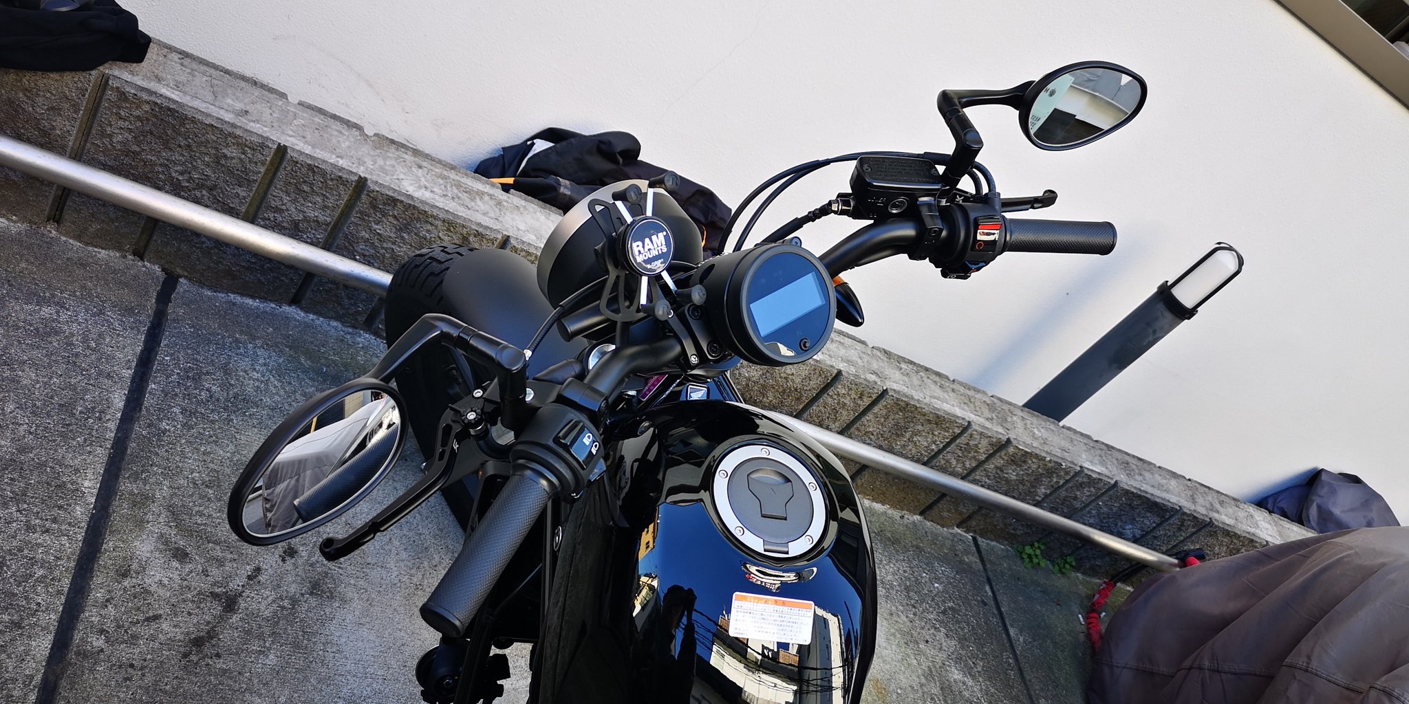 XJINE on Twitter: "ミラーをタナックスのリュートミラーに変えてみたんだけれども、70km/hくらいから特にアクセル側の振動が酷くなり、それ以上になるともう見れない。ローダウン ...