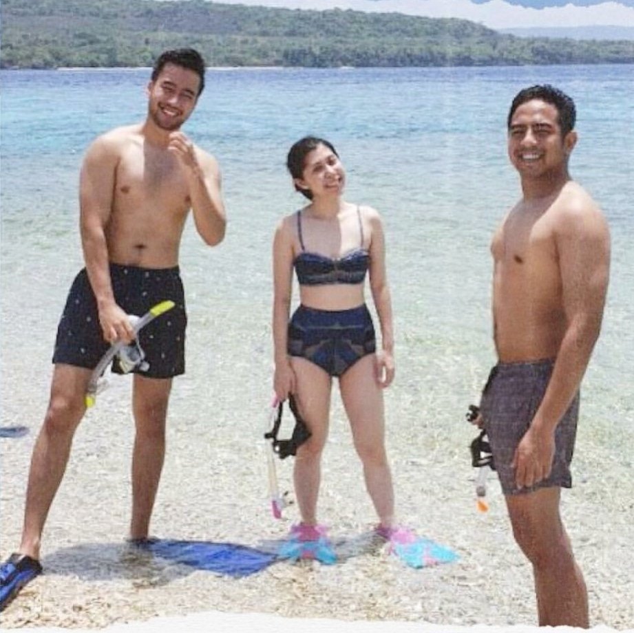 MRVVIP on Twitter: "Vidi Aldiano shirtless snorkeling in Amanjawa resort. #selebwatch…