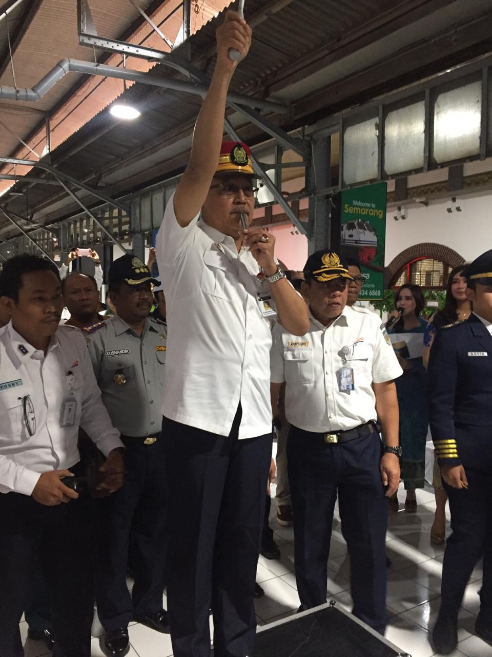 Kereta Api Indonesia on Twitter: "Sementara di Stasiun Semarang Tawang, pemberangkatan rangkaian ...