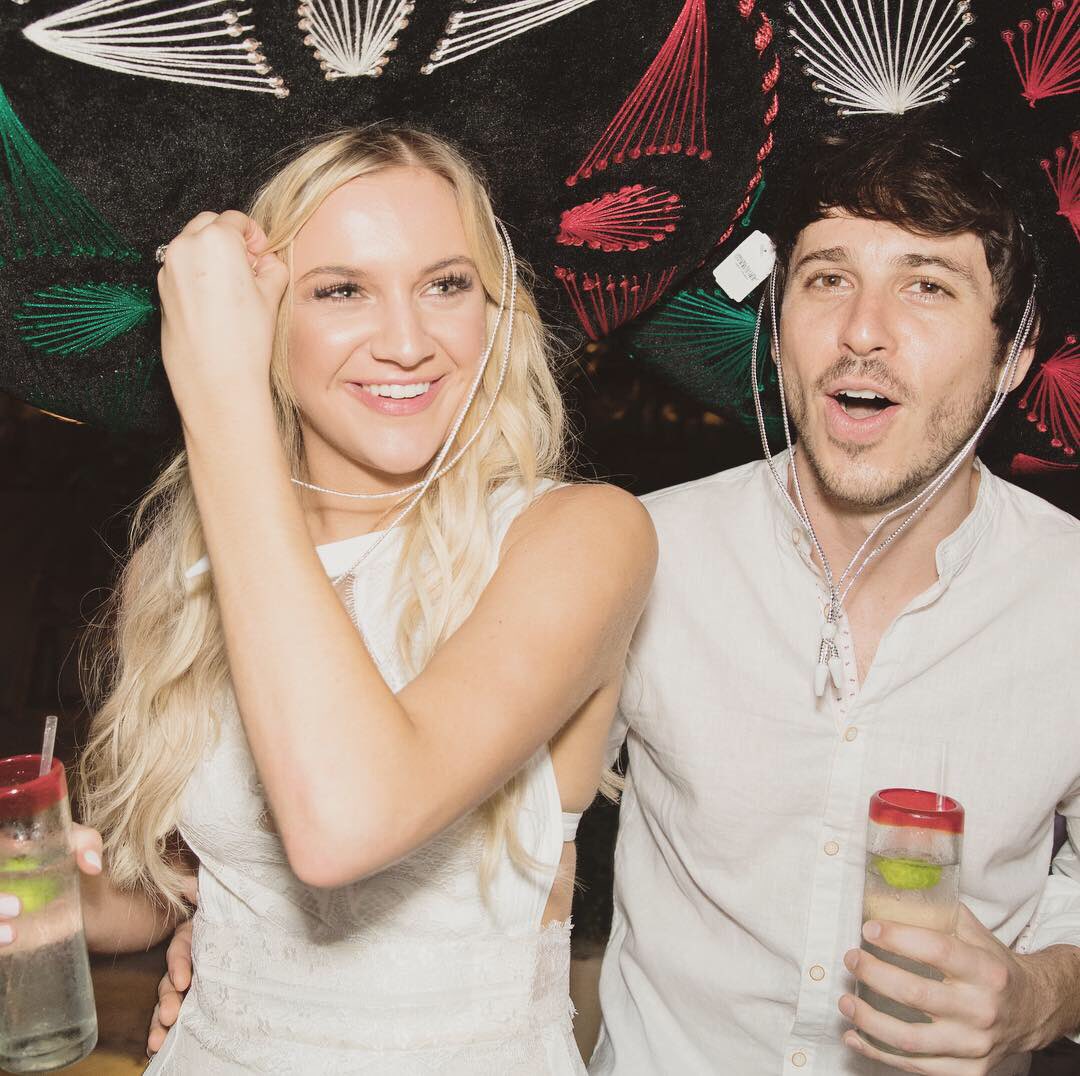 63 best Twitter u/morgan_evans images on Pholder | She flew in to ...