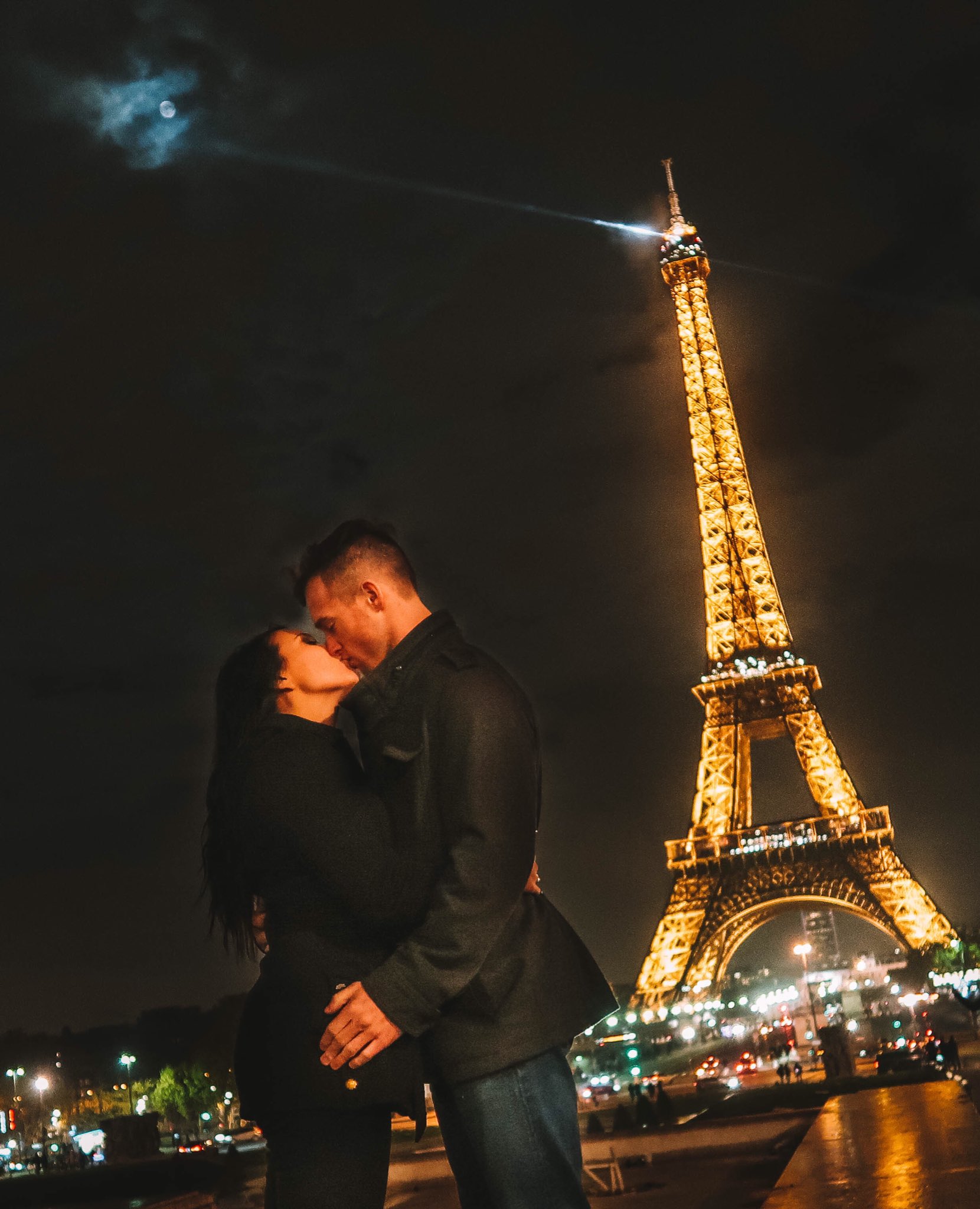 Couples Kissing And Eiffel Tower