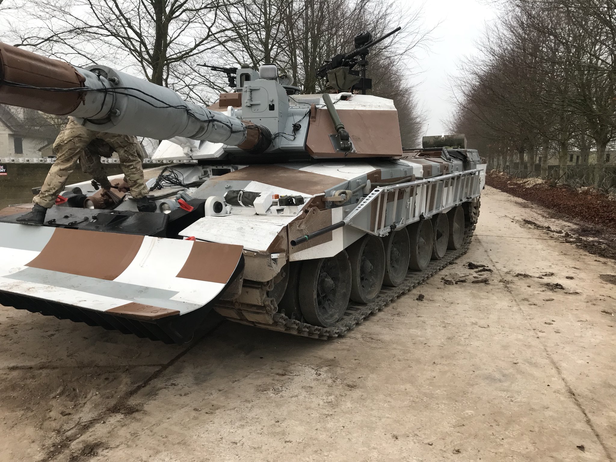 LF pics of Challenger 2 w/combat dozer blade - Missing-Lynx