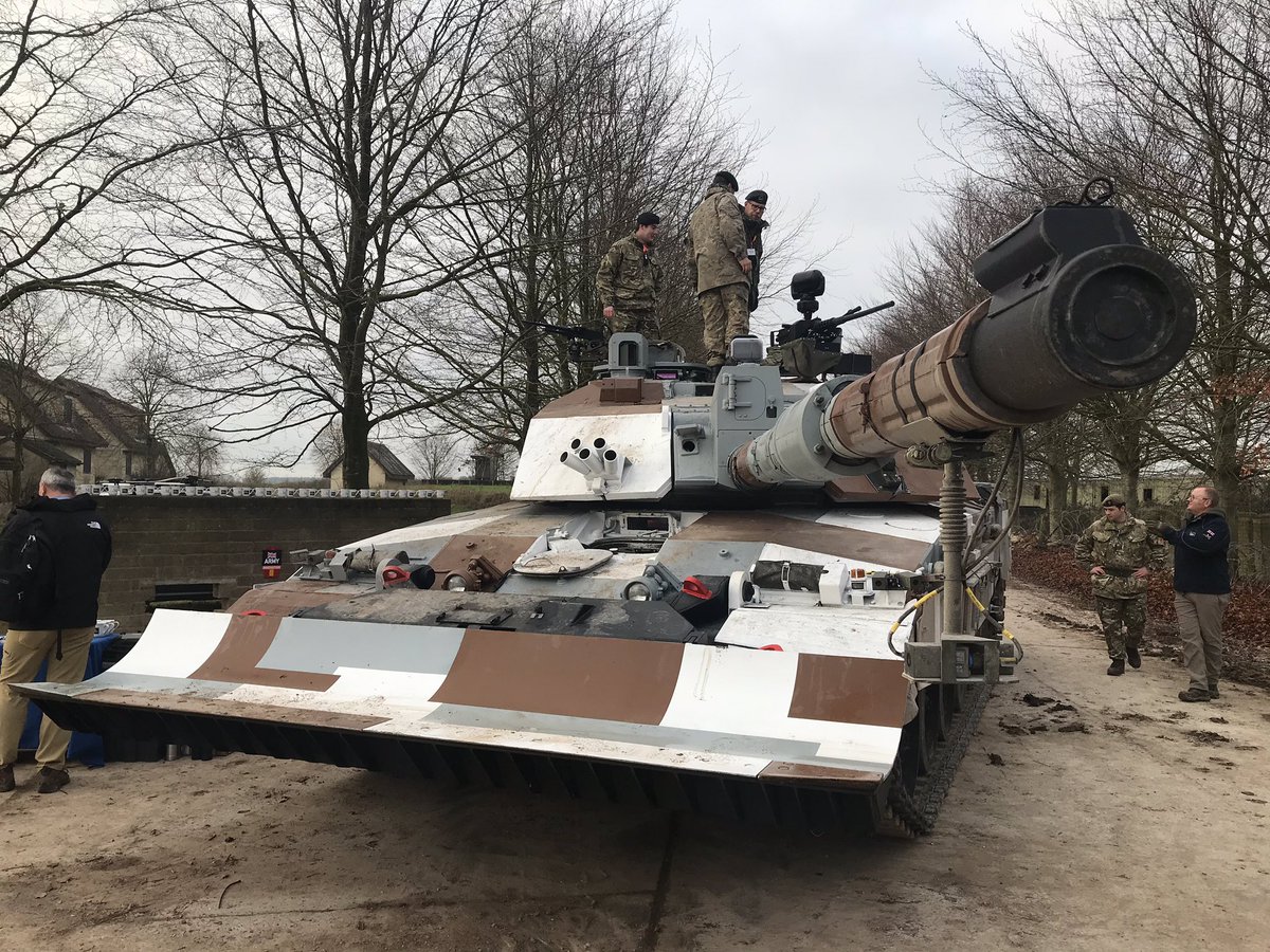 LF pics of Challenger 2 w/combat dozer blade - Missing-Lynx