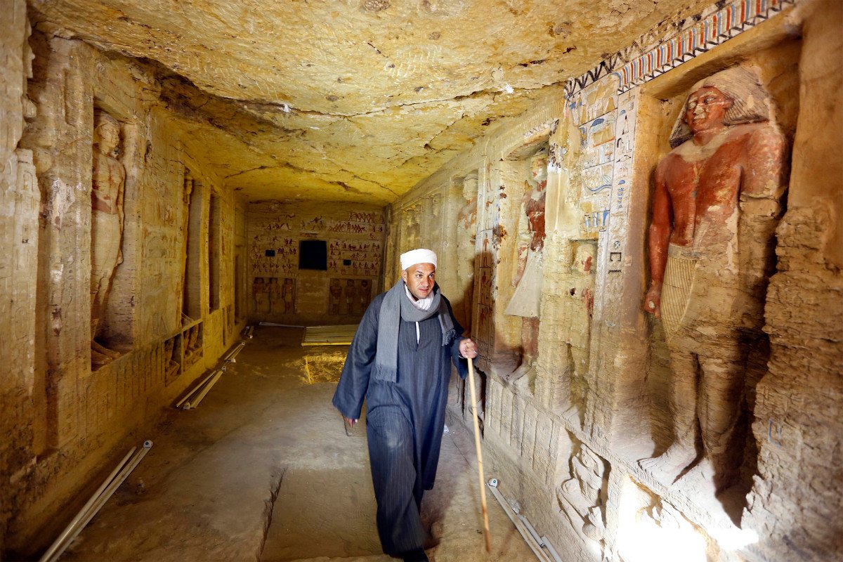 Egypt unearths tomb of ancient high priest...