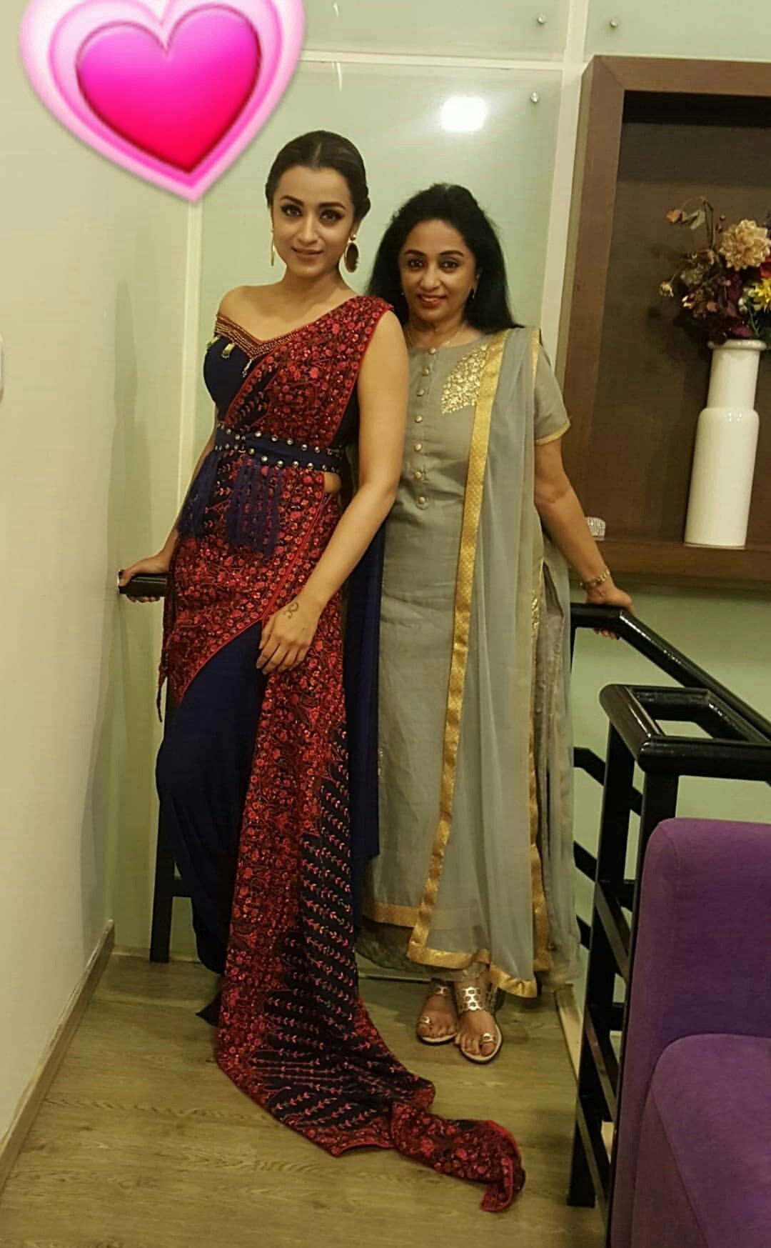 Trisha Krishnan Fc குந்தவை படை On Twitter Latest Picture Of Trishtrashers With Her Mom