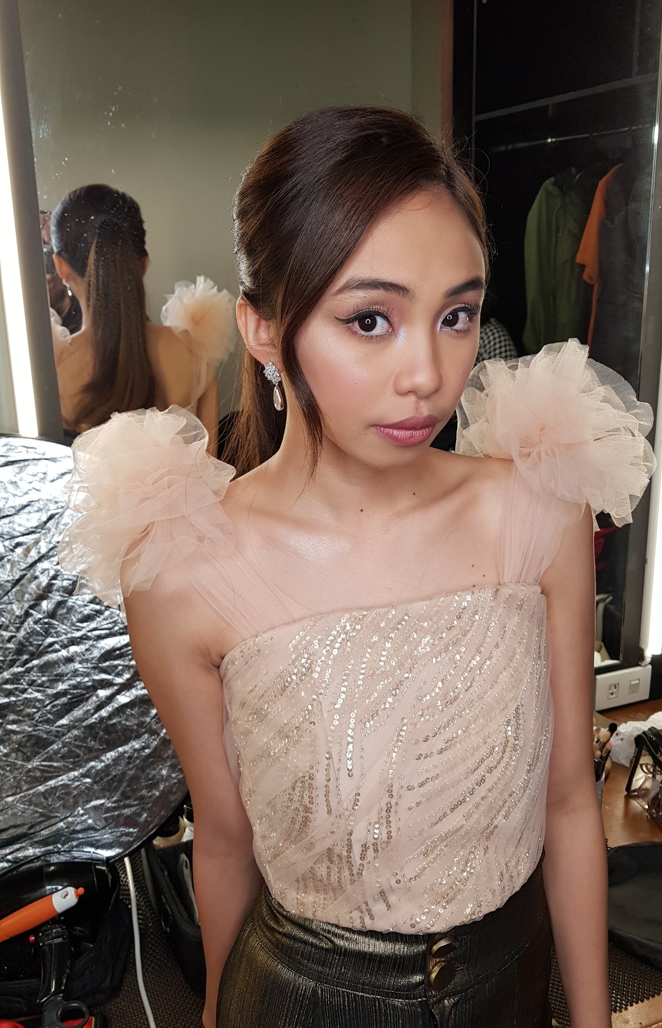 Jay Wee on Twitter: "#MaymayEntrata 💖 #MayWardFantasticOnTWBA styling by team rain x em • makeup ...