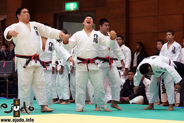 eJudo編集長 古田 英毅 on Twitter: "eJudoレポートより写真。第32回國學院大學松尾三郎杯争奪全国選抜高等学校柔道大会、作陽高の気合いの入った入場。会場のどこにいても ...