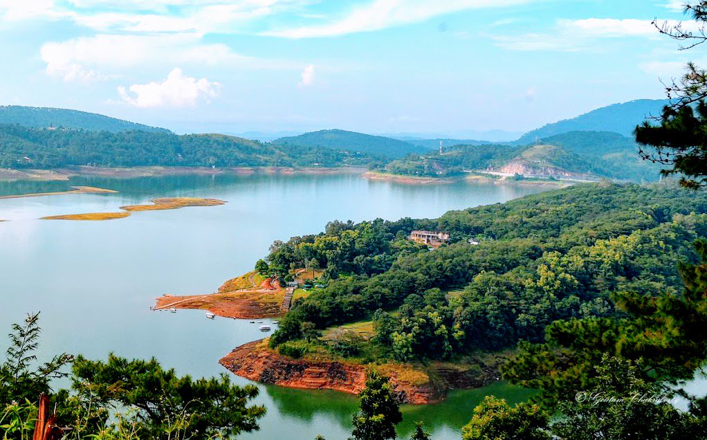Umiam Lake in Barapani, One of the most scenic places to visit in Meghalaya