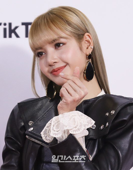 Lisa Lalisa Manoban Lisa Blackpink Red carpet fashion 2018 with ...