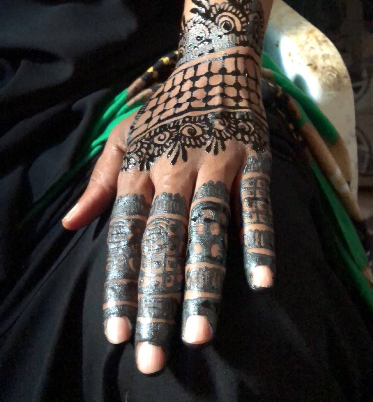 Henna Hands Somali Is Doing Henna Cultural Appropriation? NazaHenna