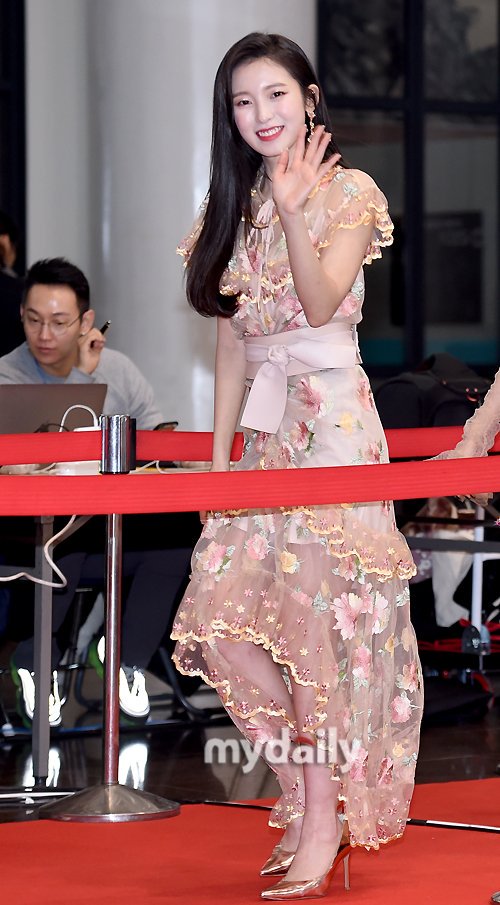 어도러블아린🐰 𝙎𝙇𝙊𝙒 on Twitter: "[PIC/PRESS] 181228 OH MY GIRL at 2018 KBS Gayo Daechukje Red Carpet ...