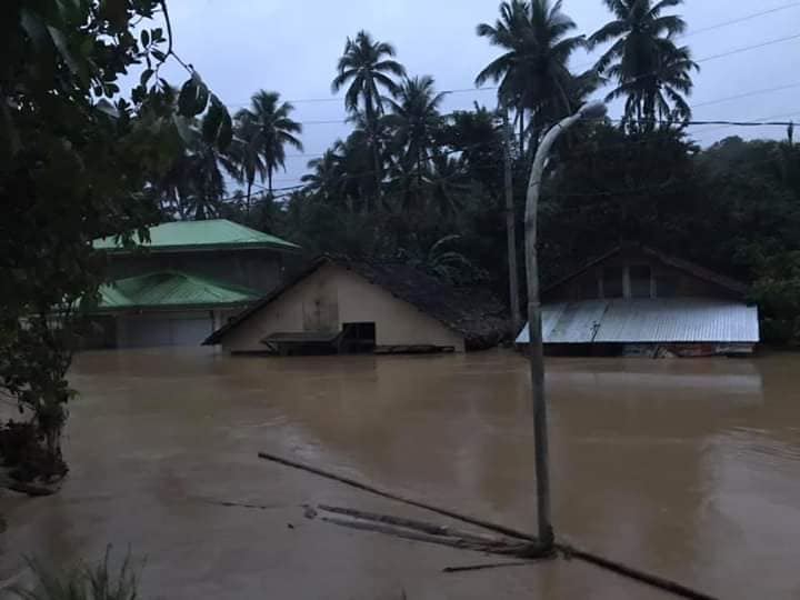 Nakaranas din ng pagbaha ang mga residente sa bayan ng Lope de Vega, Northern Samar dahil sa ...