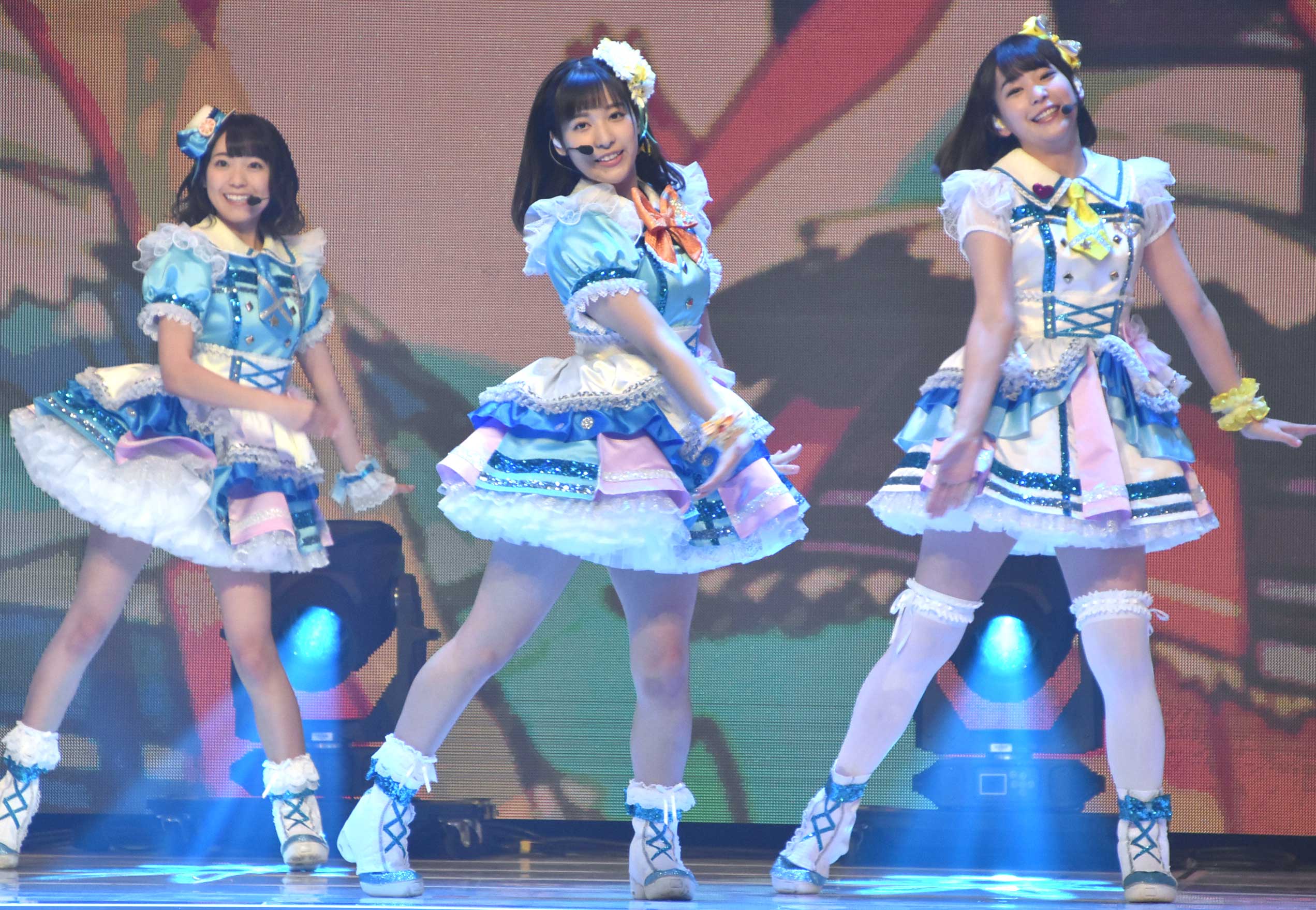 ORICON NEWS（オリコンニュース） on Twitter: "【紅白】Aqours初紅白 9人がキャラクターと“シンクロ”ステージ （写真 全25枚） https://t.co ...