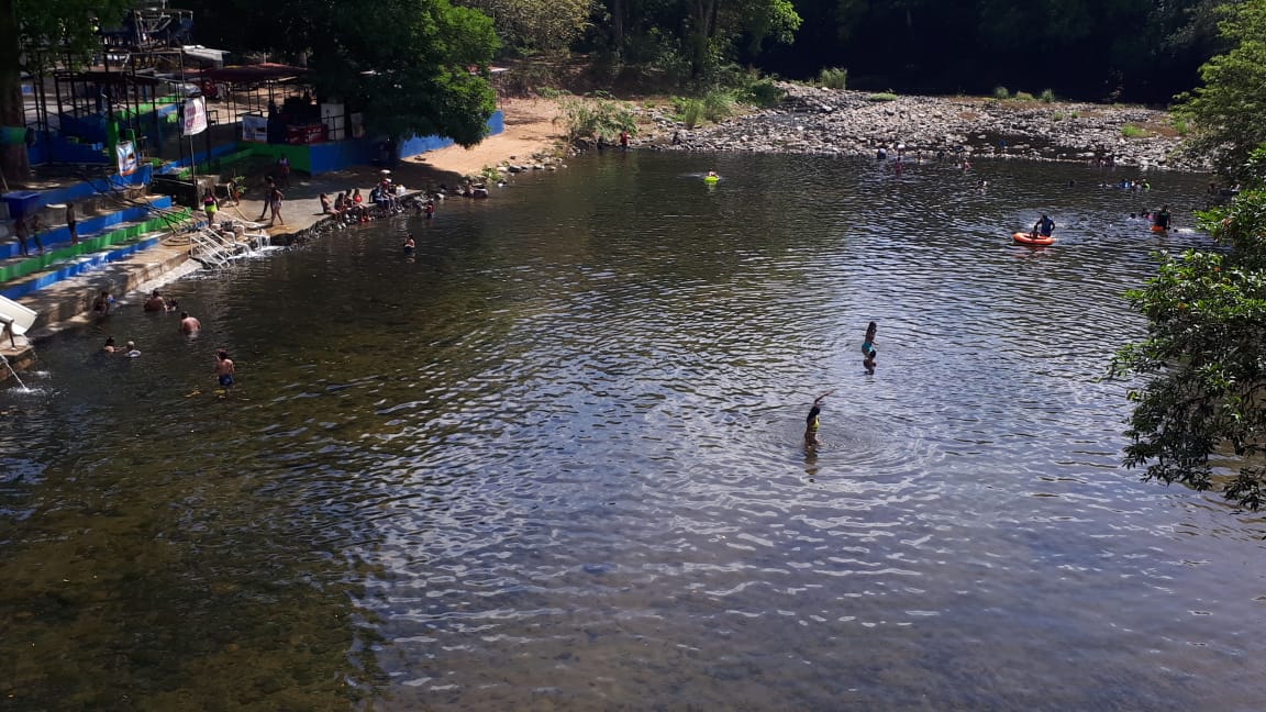 Panameños visitan el río Cabobré en Pacora. Se dieron fuertes ...