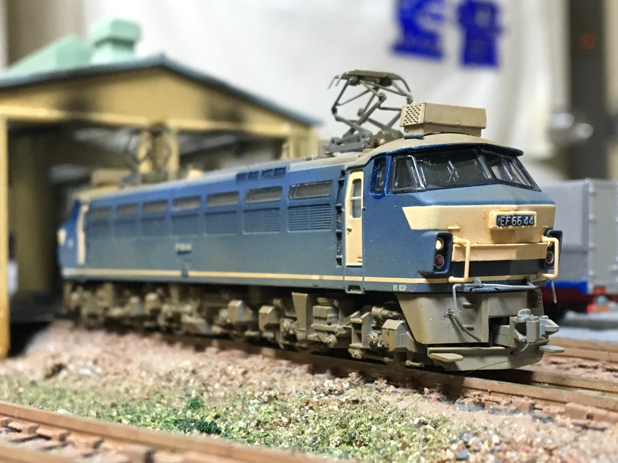 千里鉄道 on Twitter: "今年初の完成品報告は貨物用のEF66 EF66-44 新貨物更新色 手すりの工程はサボって真鍮線でエアホース取り付け、ナンバープレート受けの薄型化と細部の ...