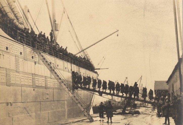 Jan 10, 1919 - US troops of the 87th Division boarding the transport ...