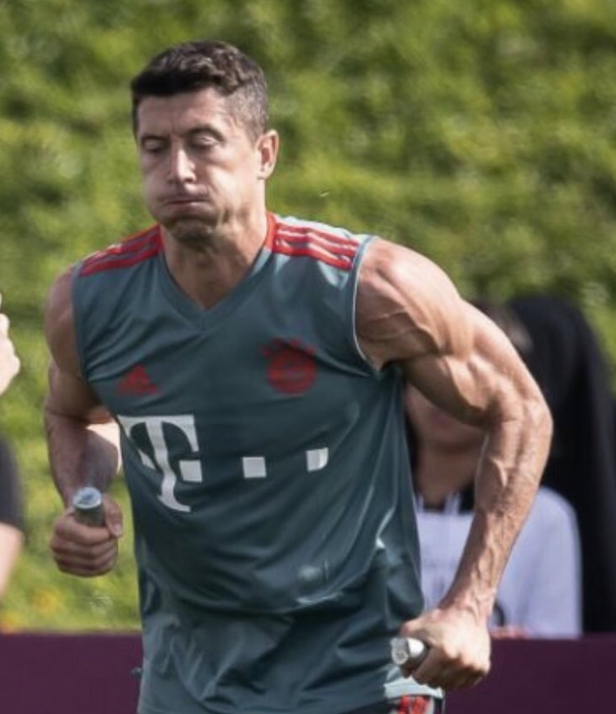 Robert Lewandowski Body